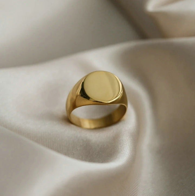 Round Signet Ring - Sleek Elegance – Someone & HerOwn